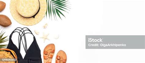 여자의 해변 액세서리 플랫 레이 라운드 트렌디 한 등나무 가방 밀짚 모자 검은 수영복 가죽 샌들 열대 손바닥은 흰색 배경에