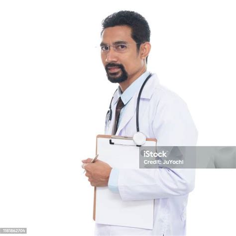 서류가 서서 흰색 배경에 고립 된 신뢰할 수있는 방식으로 기대와 목에 매달려 청진기와 의사의 가운을 입고 성인 의사 건강관리와 의술에 대한 스톡 사진 및 기타 이미지