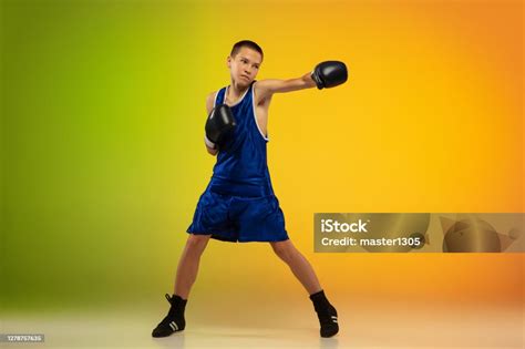 발로 권투의 움직임에 그라데이션 네온 스튜디오 배경에 대한 십대 복서 12 13세에 대한 스톡 사진 및 기타 이미지 12 13세 건강한 생활방식 경기 스포츠 Istock