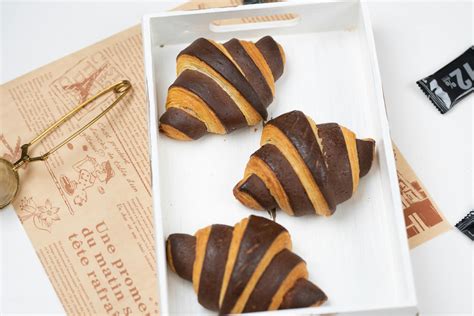 가벼운 식사 냉장 음료 달콤한 달콤한 대접 달콤한 치아 도금 디저트 러스틱 맛있는 목조 판자 미식가 밀크