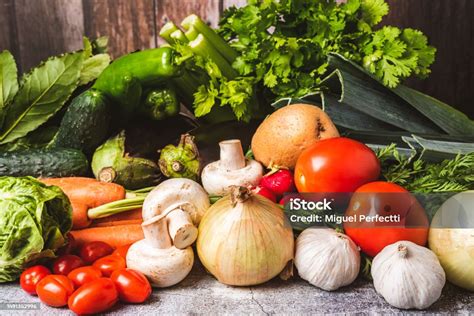 셀러리 부추 토마토 고추 당근 버섯 가지 감자 양파 마늘 오이 무와 같은 야채를 기반으로 한 정물화 채식 배경 0명에 대한 스톡 사진 및 기타 이미지 Istock