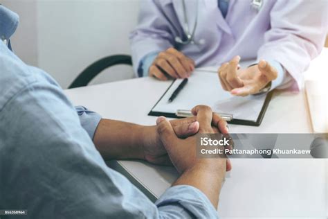 의사가 환자를 상담 하면서 역사 양식을 작성의 닫고 신체를 회복 하는 방법과 치료 방법 추천 간호사에 대한 스톡 사진 및 기타 이미지 Istock