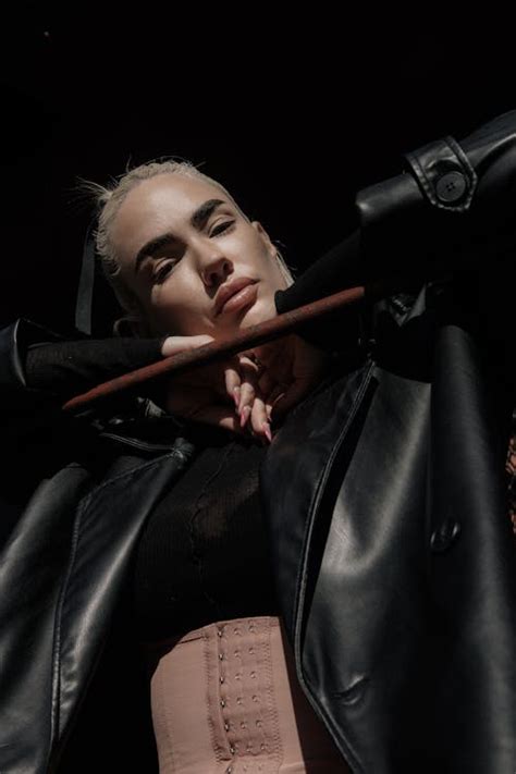 가죽 재킷을 입은 여성의 우울한 초상화 · 무료 스톡 사진