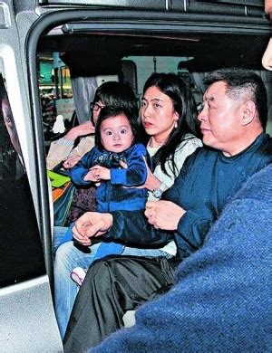 大刘抱女儿吃饭爱不释手 女友甘比仍得宠 图 新浪女性 新浪网
