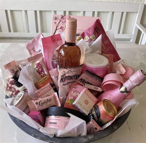 Pin Tillagd Av Alexandra På Presentkorg I 2025 Hemgjorda Gåvor Födelsedagsidéer Julklapp Mamma