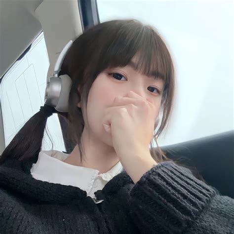 头戴耳机的女生，手放嘴边，尽显可爱温柔模样 头像｜没电也要存下的微信头像 头戴耳机的女生用手捂嘴，表情可爱娇羞表情包图片动图 求表情