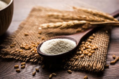 원시 준비 밀가루 밀가루 라고 그릇 이나 숟가락 힌디어에서 Rava 분말 클로즈업 흰색 또는 변덕 배경에 고립입니다 선택적 초점 가득 찬에 대한 스톡 사진 및 기타 이미지