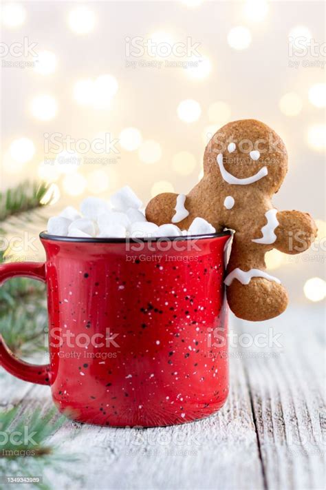 보케와 흰색 나무 배경에 마시멜로와 진저 브레드 남자와 겨울 뜨거운 음료의 붉은 컵 0명에 대한 스톡 사진 및 기타 이미지 0명 12월 개념 Istock