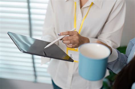 현대 사무실 환경에서 디지털 태블릿 및 커피로 협업하는 비즈니스 전문가 The Colleagues Fundraising