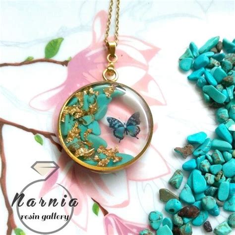 خرید و قیمت گردنبند دوطرفه رزینی فیروزه و پروانه پس زمینه شفاف ترب