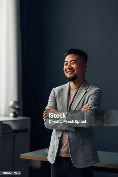 현대적인 사무실 환경에서 자신감 넘치는 미소를 짓는 아시아 사업가 인물 사진에 대한 스톡 사진 및 기타 이미지 인물 사진 남자 남성 Istock