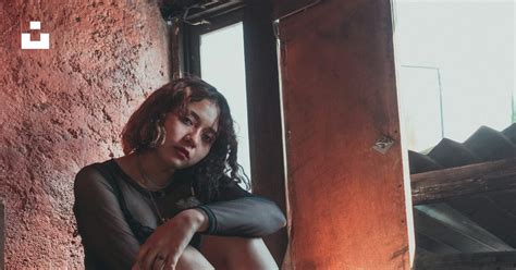 검은 긴 소매 셔츠와 검은 반바지를 입은 여자는 낮에 갈색 나무 문에 앉아 있다 사진 Unsplash의 무료 멕시코 이미지