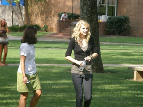 taylor swift bench chill nashville