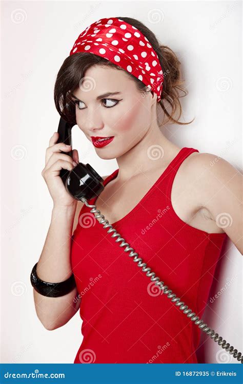 Meisje Met Een Uitstekende Telefoon Stock Afbeelding Image Of Kaukasisch Stellen