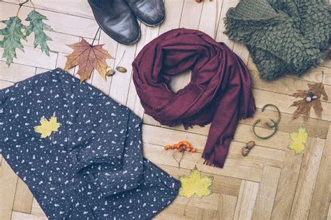 가 여성 상에 Сool날씨 옷 개념 부츠 복장 스웨터 스카프 가 장식 단풍과가로 웬 배경입니다 최고의 볼 수 있습니다 0명에 대한 스톡 사진 및 기타 이미지 Istock