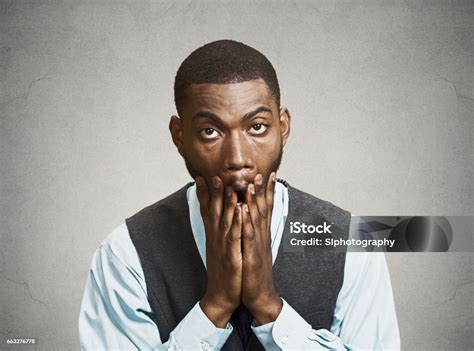 피곤 하 고 피곤한 비즈니스 맨이 걱정 되 고 스트레스를 받고 손으로 얼굴을 아래로 드래그 합니다 월요일에 대한 스톡 사진 및 기타 이미지 Istock