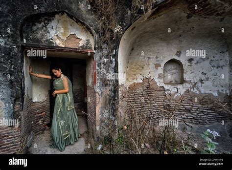 Nandini Singh une mannequin féminine pose pour des photos à l ancien