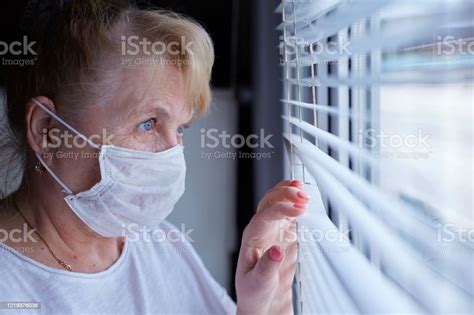 검역 및 자기 고립의 의료 용 마스크를 쓴 노인 여성 바이러스 및 질병으로부터 노인 보호 Stem 주제에 대한 스톡 사진 및 기타 이미지 Stem 주제 감염 걱정하는