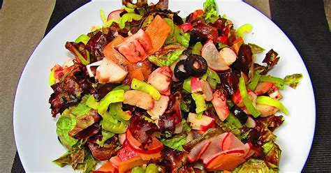 СВЕТЪТ НА СОНЧЕТО САЛАТА С КАФЯВА МАРУЛЯ И МОРСКИ ДАРОВЕ