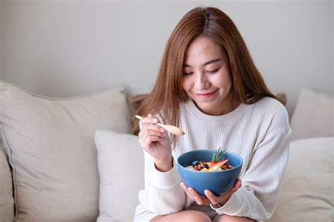 집에서 소파에 토핑 혼합 과일과 건강한 블루 베리 스무디 그릇을 먹는 여자 35 39세에 대한 스톡 사진 및 기타 이미지 35 39세 가정 생활 건강한 생활방식