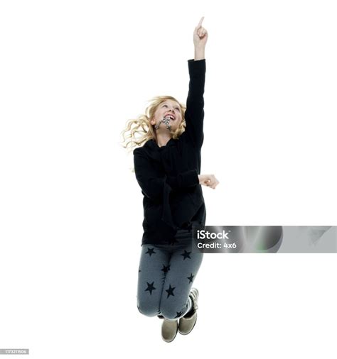 전체 길이 전면 보기 1011 세 아름 다운 금발 머리 긴 머리 백인 세대 Z 젊은 여자 여성 십 대 소녀 앞 점프 흰색 배경