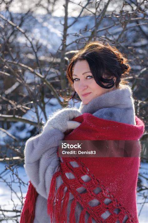 모피 코트를 입은 성인 여성과 겨울에 는 자연에 목도리를 가지고 50 54세에 대한 스톡 사진 및 기타 이미지 50 54세 겨울 계절 Istock