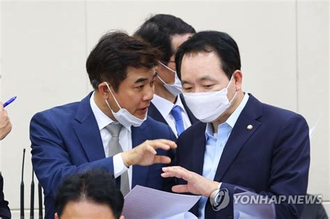 대화하는 김병욱 정무위 소위원장 연합뉴스