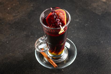 나무 테이블에 크리스마스 멀드 와인 크리스마스 Xmas 플랫 누워에서 전통적인 뜨거운 음료 음식 배경 복사 공간 탑 비브 가문비나무에 대한 스톡 사진 및 기타 이미지