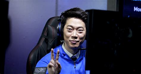 포토 여유로운 전설 자신감 넘치는 안드로장 장재호