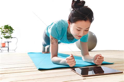 青年女人在线直播健身高清图片下载 正版图片507649140 摄图网
