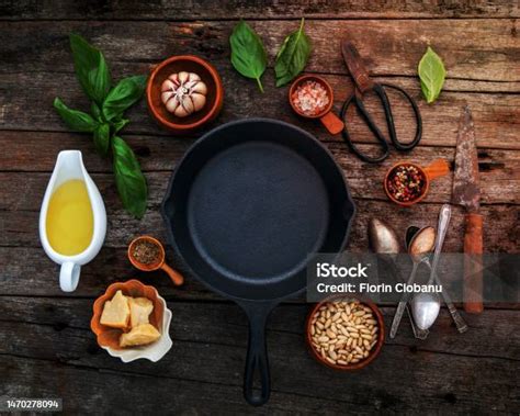 수 제 파스타 소스 바 질 파 르 메 산 치즈 마늘 올리브 오일 잣 후추의 열매와 히말라야에 대 한 재료 평면 레이와 초라한 나무 배경에 소금 고급 요리에 대한 스톡 사진