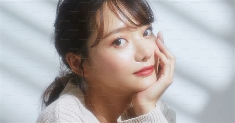 스웨터를 입고 머리를 정리하다 사진 Unsplash의 초상 이미지