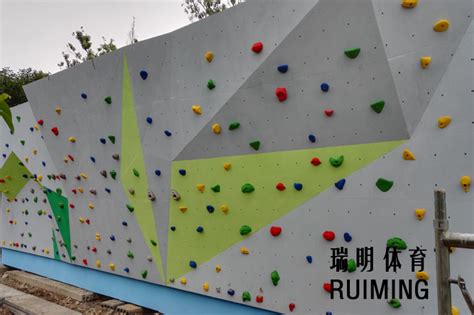 攀岩墙的介绍 攀岩墙像什么 攀岩墙分类 大山谷图库