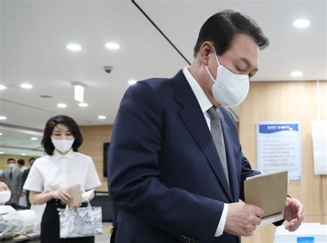 尹대통령 부부 사전투표7장 봉투에 다 담아요 포착 네이트 뉴스