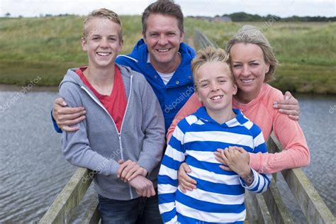 Счастливая семья из четырех человек — Стоковое фото © Dglimages 91058174