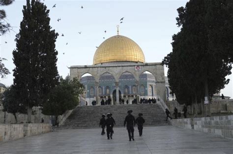 Израелската армия каза че е убила 5 ма палестински бойци в джамия в Западния бряг