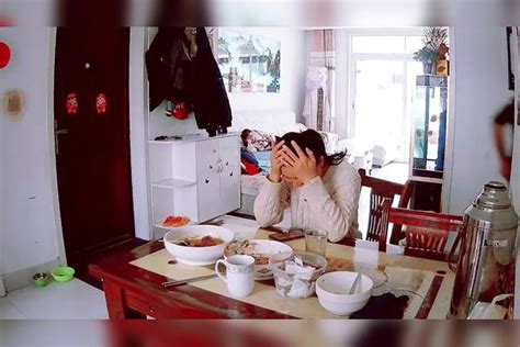 丈夫回房前突然亲吻妻子，妻子瞬间脸红害羞捂脸：结婚十年仍浪漫