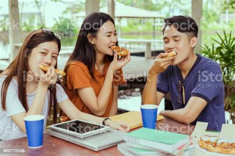 아시아 그룹 함께 깨는 시간 재미에 피자를 먹는 고 파티 이탈리아 요리 슬라이스 치즈 맛을 즐길 수 건강에 좋지 않은 음식에 대한 스톡 사진 및 기타 이미지 Istock