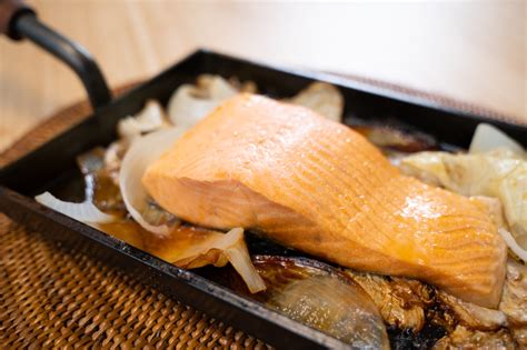 柑橘醋醬油蒸煮鮭魚大人的鐵板 日本男子的日式家庭料理 tasty note 每天都有新食譜