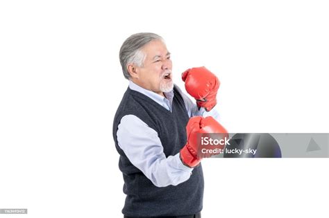 전투기 아시아 노인 스포츠 권투 빨간 장갑 격리 된 흰색 배경에 광고 또는 홍보 텍스트에 대 한 공간을 복사 합니다 건강한 생활방식에 대한 스톡 사진 및 기타 이미지