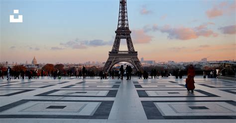 일몰 중 파리의 에펠탑 사진 Unsplash의 무료 파리 이미지