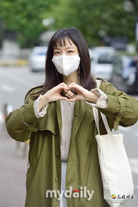 申素律来到KBS电视台与在场媒体和粉丝打招呼参加不朽的名曲录制 新闻资讯 高贝娱乐
