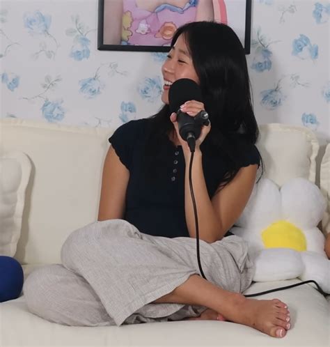 Evelyn Has Feet