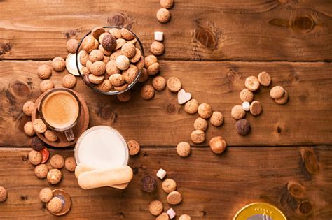 에스프레소 커피 우유 전통 과자 나무 테이블에 쿠키 페퍼노텐 공간을 복사합니다 네덜란드 휴일 인테르클라스 높은 품질의 사진 맨 위 보기 0명에 대한 스톡 사진 및 기타