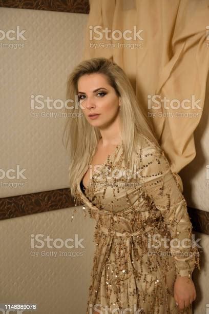 젊은 아름 다운 금발 플러스 크기 모델 드레스 베이지색 스튜디오 배경 메이크업과 헤어스타일에 여자 초상화 검은색에 대한 스톡 사진 및 기타 이미지 Istock