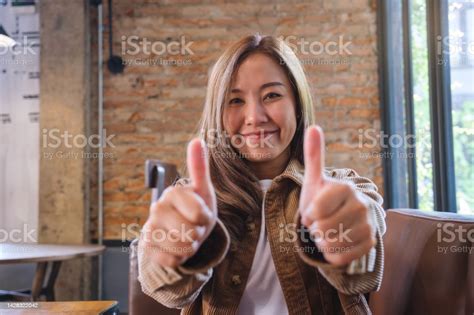 젊은 아시아 여자 만들기 및 보여주는 엄지 손가락 올라 손 기호 1에 대한 스톡 사진 및 기타 이미지 1 경외감 35