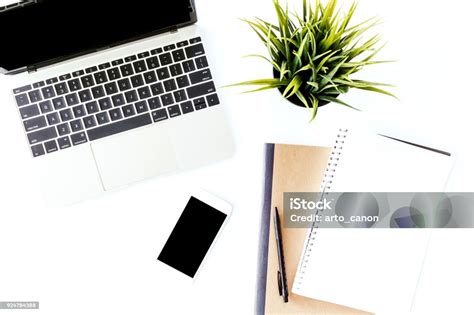 흰색 사무실 책상 테이블에 노트북 컴퓨터와 노트북의 최고 보기 평면 배치 개념에 대한 스톡 사진 및 기타 이미지 개념 공란