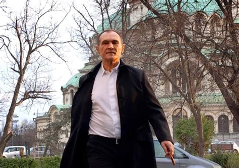 САМО В ПИК Подсъдимият олигарх Васил Божков го закъса с парите пазарува дрехи на промоция