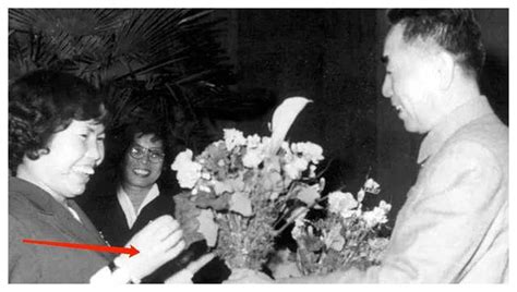 60年代，周恩来总理亲自向残疾女子献花：你这双手是国家欠你的徐学惠周总理悍匪
