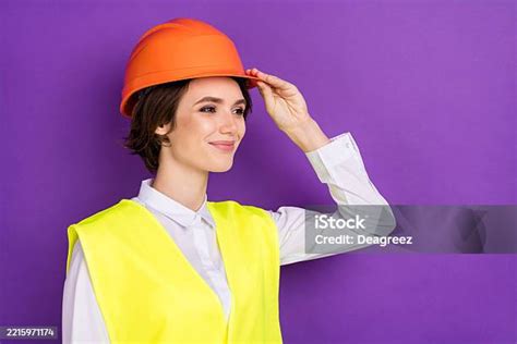 낙관적 인 좋은 갈색 머리 숙녀 착용 빌더 유니폼의 프로필 사진 생생한 보라색 배경에 고립 갈색 머리에 대한 스톡 사진 및 기타 이미지 갈색 머리 감정 건축 Istock